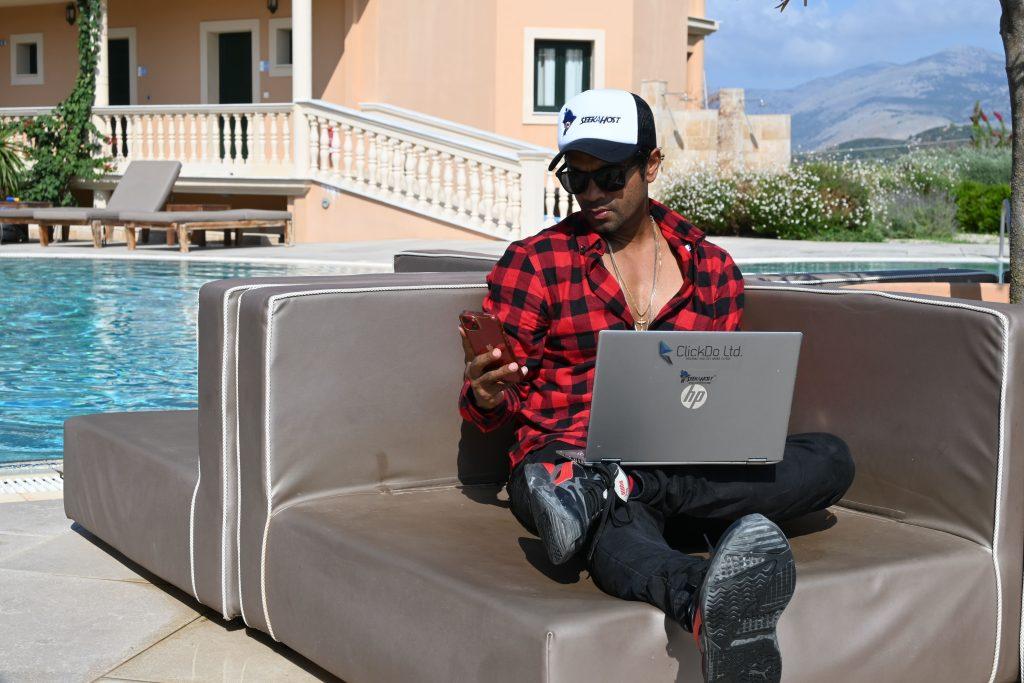 Buzzing Towards Love - How Digital Nomads Can Find The Perfect Match On ...